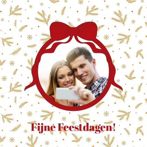 Kerstkaart met foto in rode strik en gouden takjes