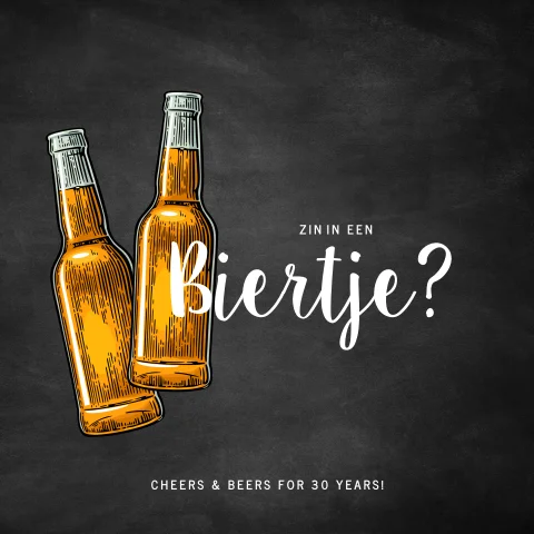 Verjaardagsuitnodiging met biertjes op donkere achtergrond